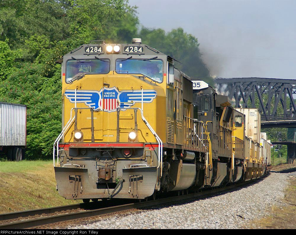 214 with two UP's sandwiching an NS C40-8